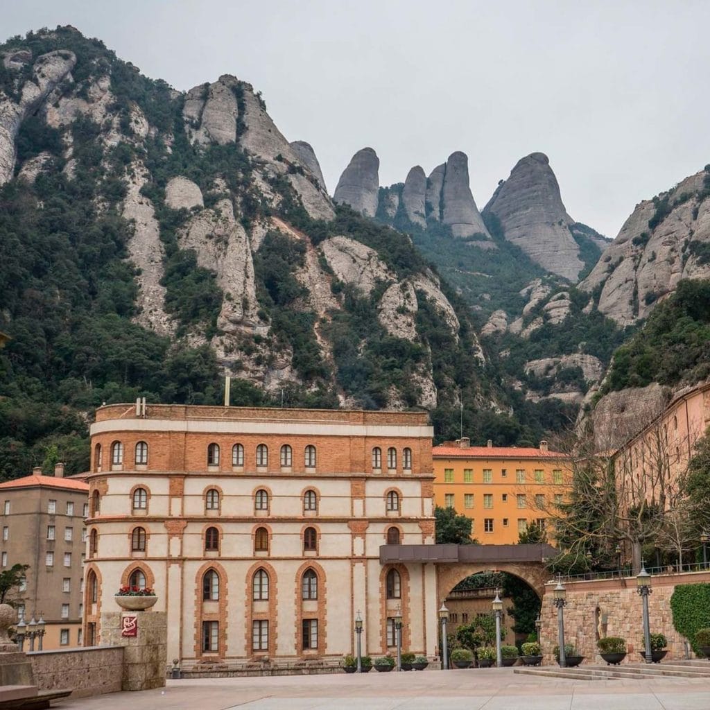 Montserrat y La Montaña - Drive Me Barcelona